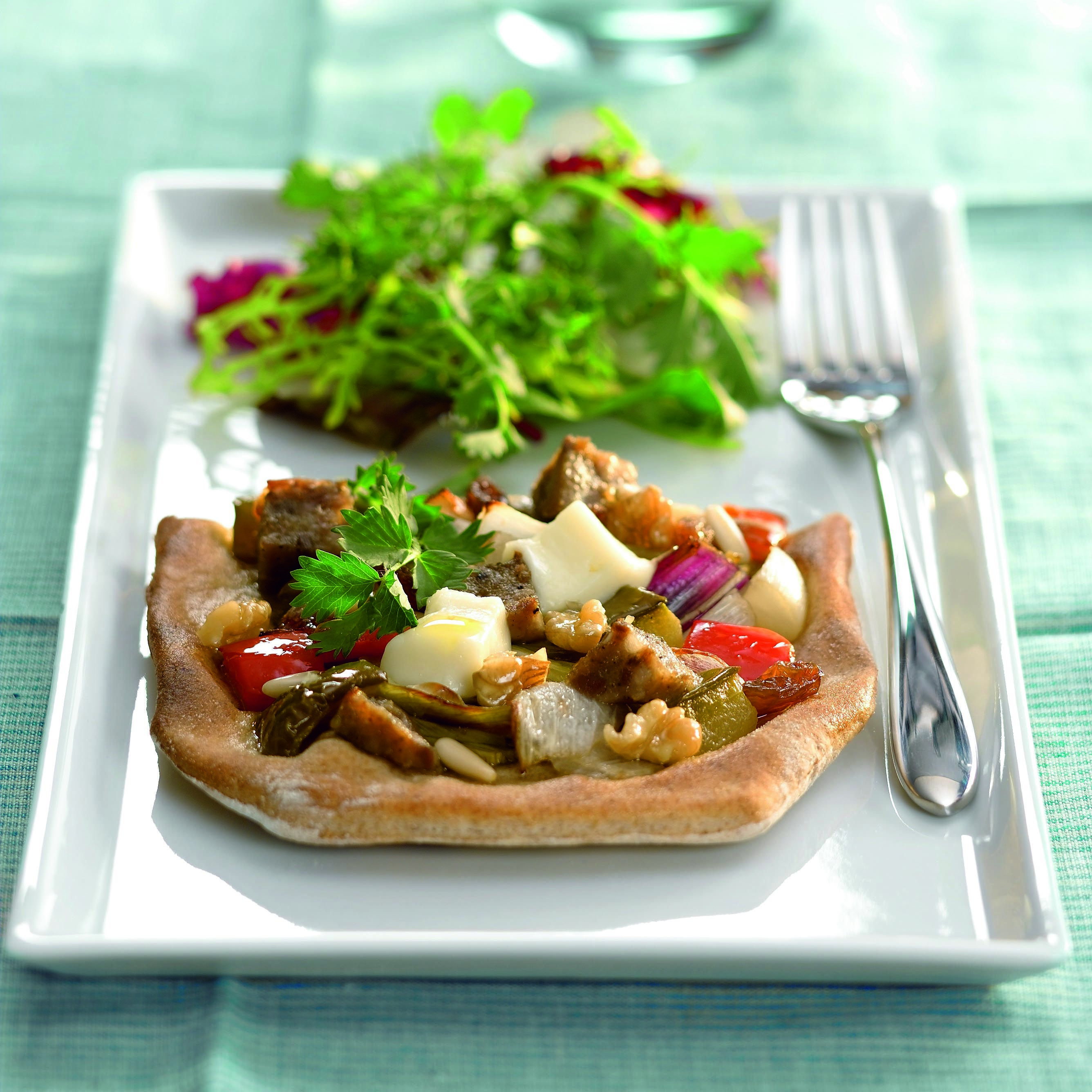 Coca de sègol amb emporità, botifarra de fetge i samfaina de verdures