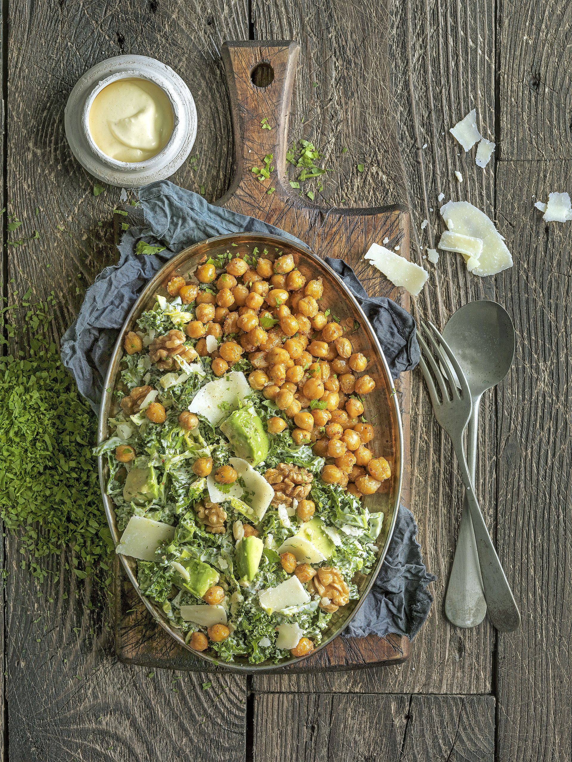 Ensalada césar con col kale y garbanzos
