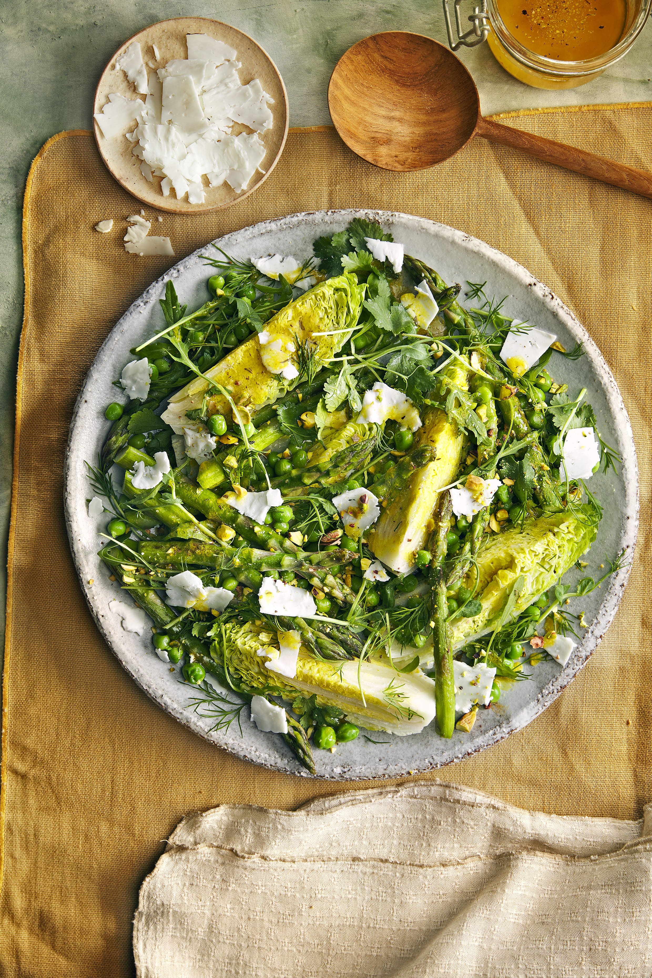 Ensalada de guisantes, espárragos, hierbas y queso de cabra