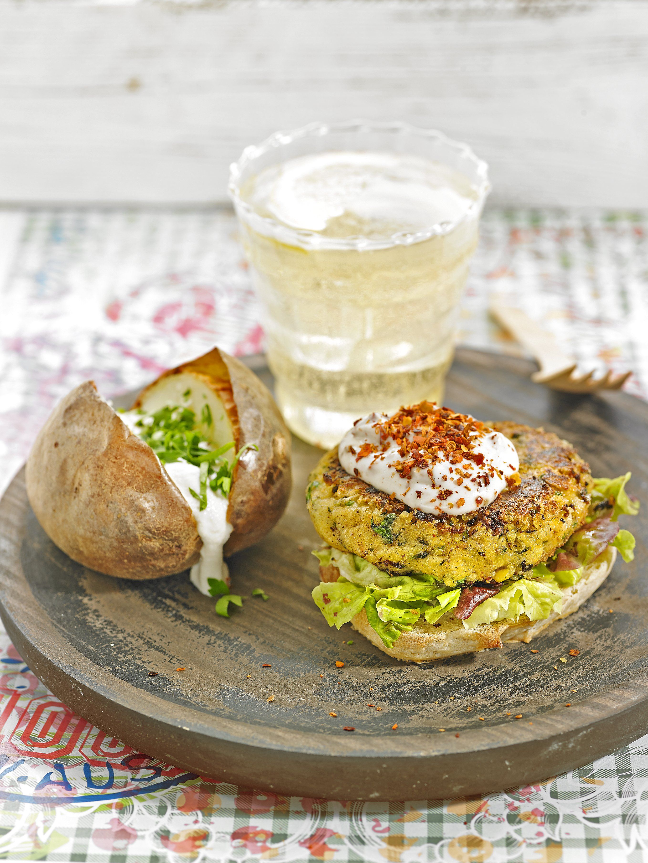 Hamburguesa de cigrons i garam massala amb 'jacket potato