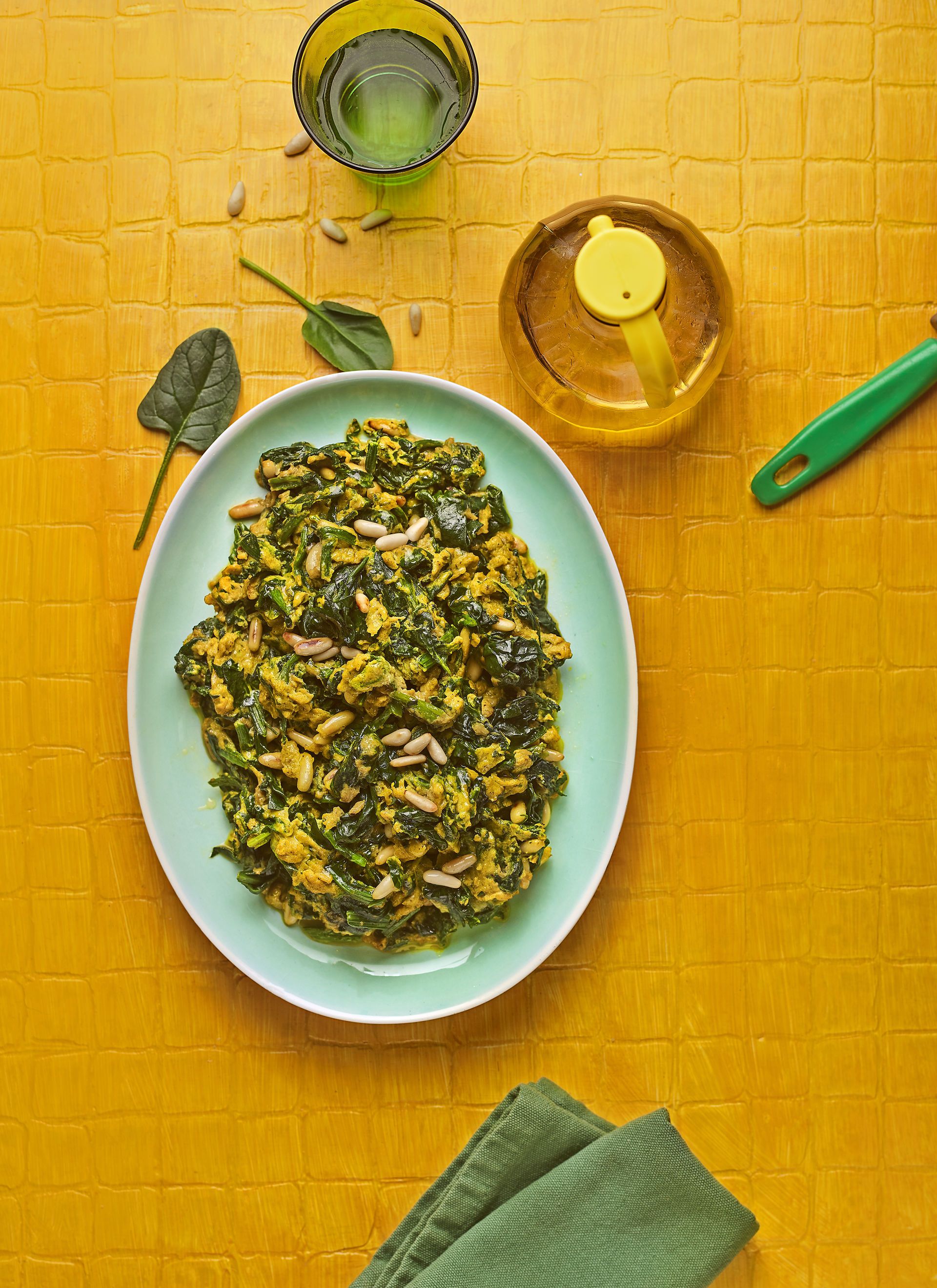 Revuelto de espinacas con piñones