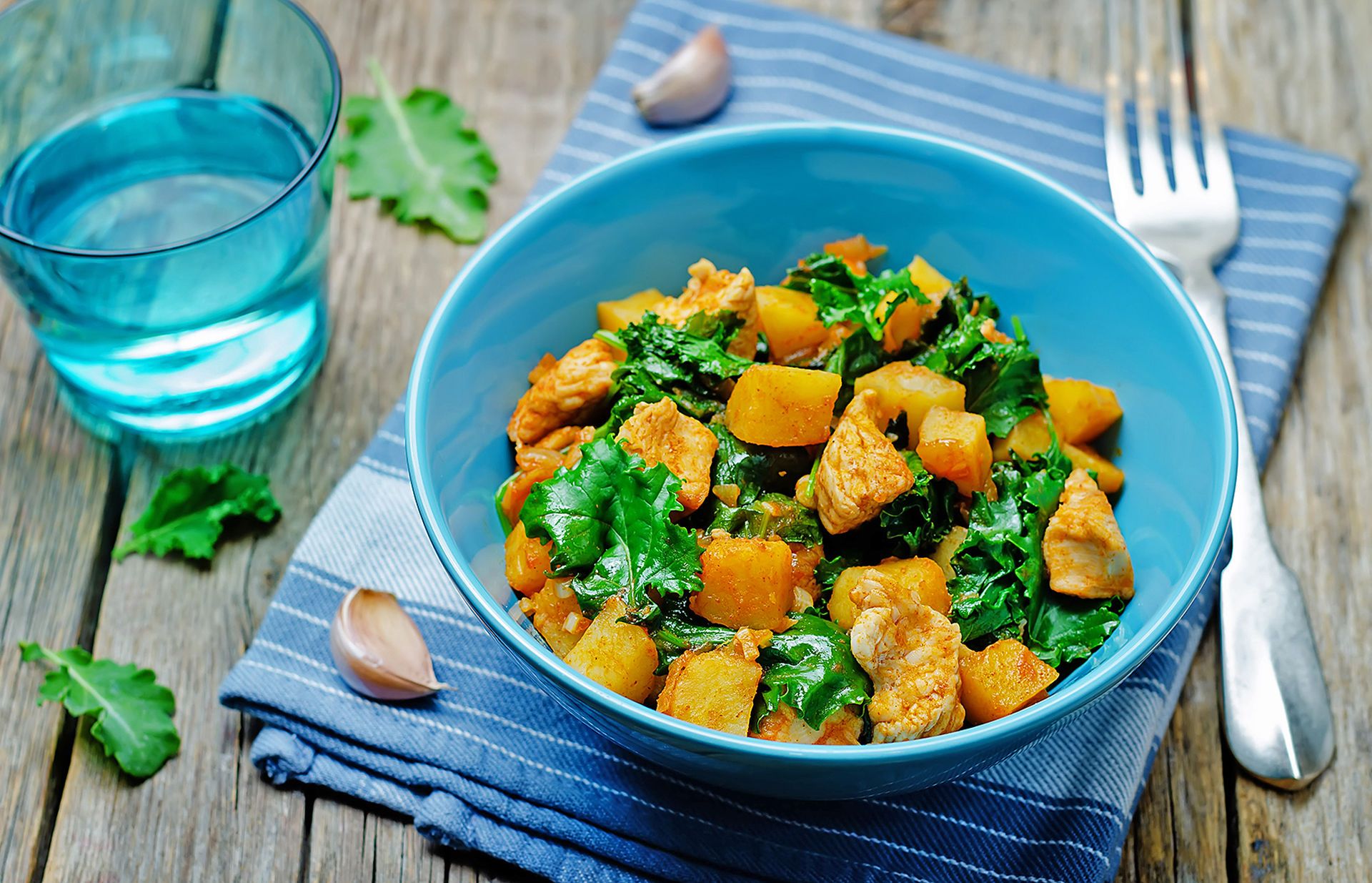 Estofado de pollo con col rizada