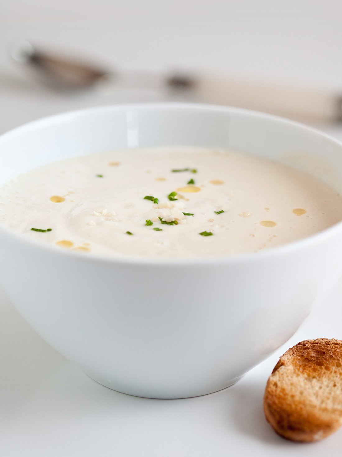 Crema de coliflor, ceba i ametlles