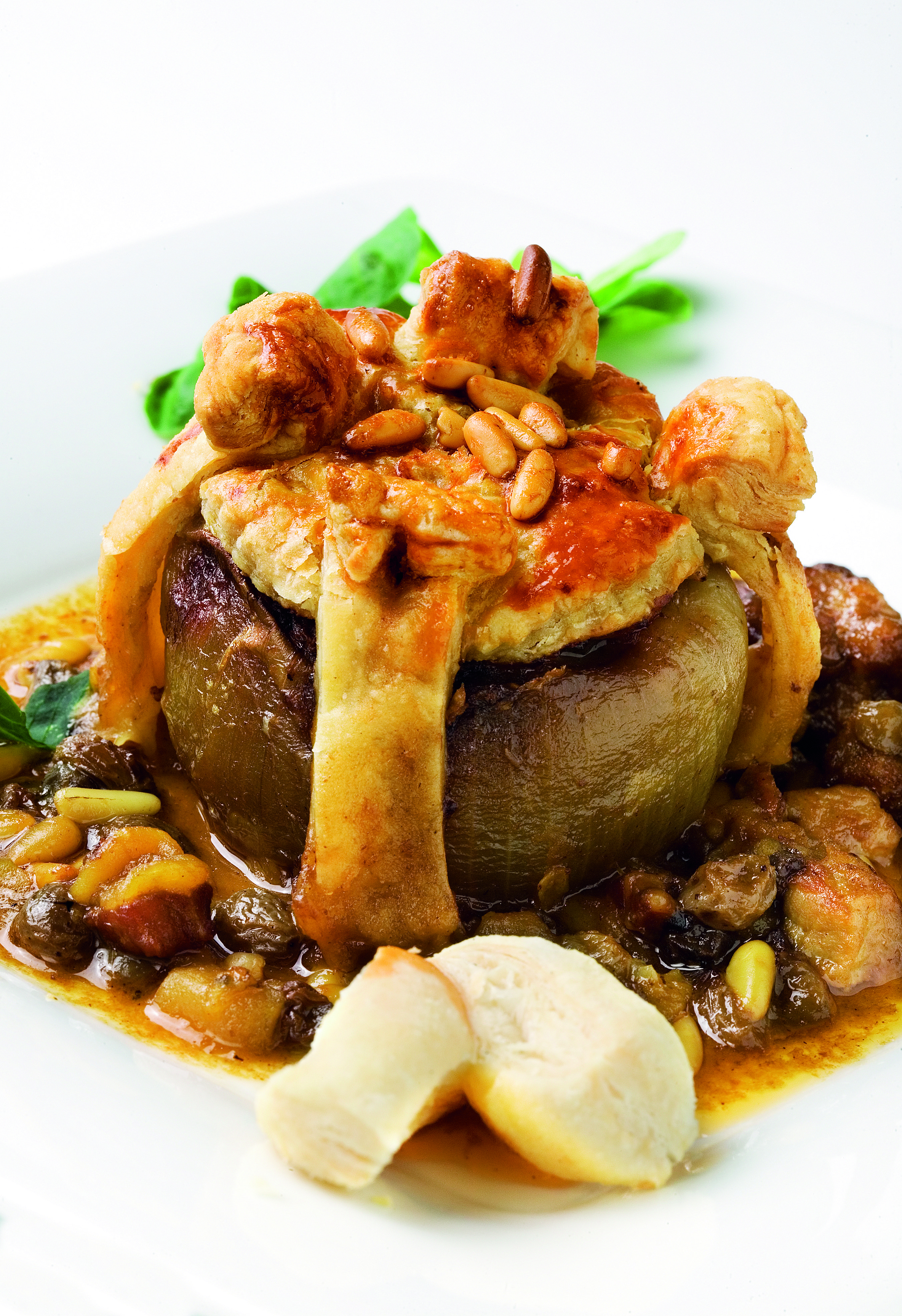 Cebolla rellena a la catalana con pasta de hoja