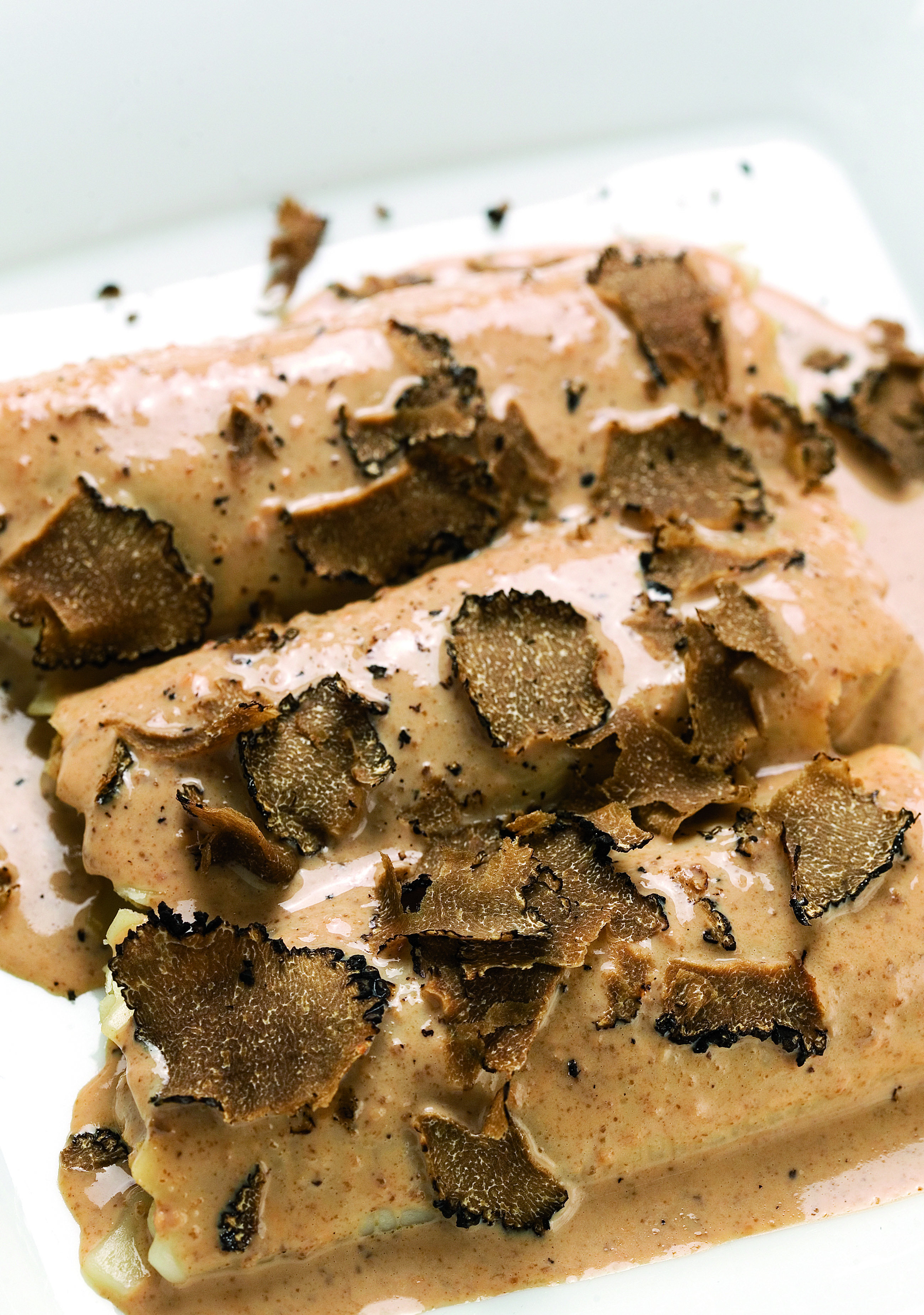 Canelons de pollastre de corral i fetge gras amb beixamel de múrgoles