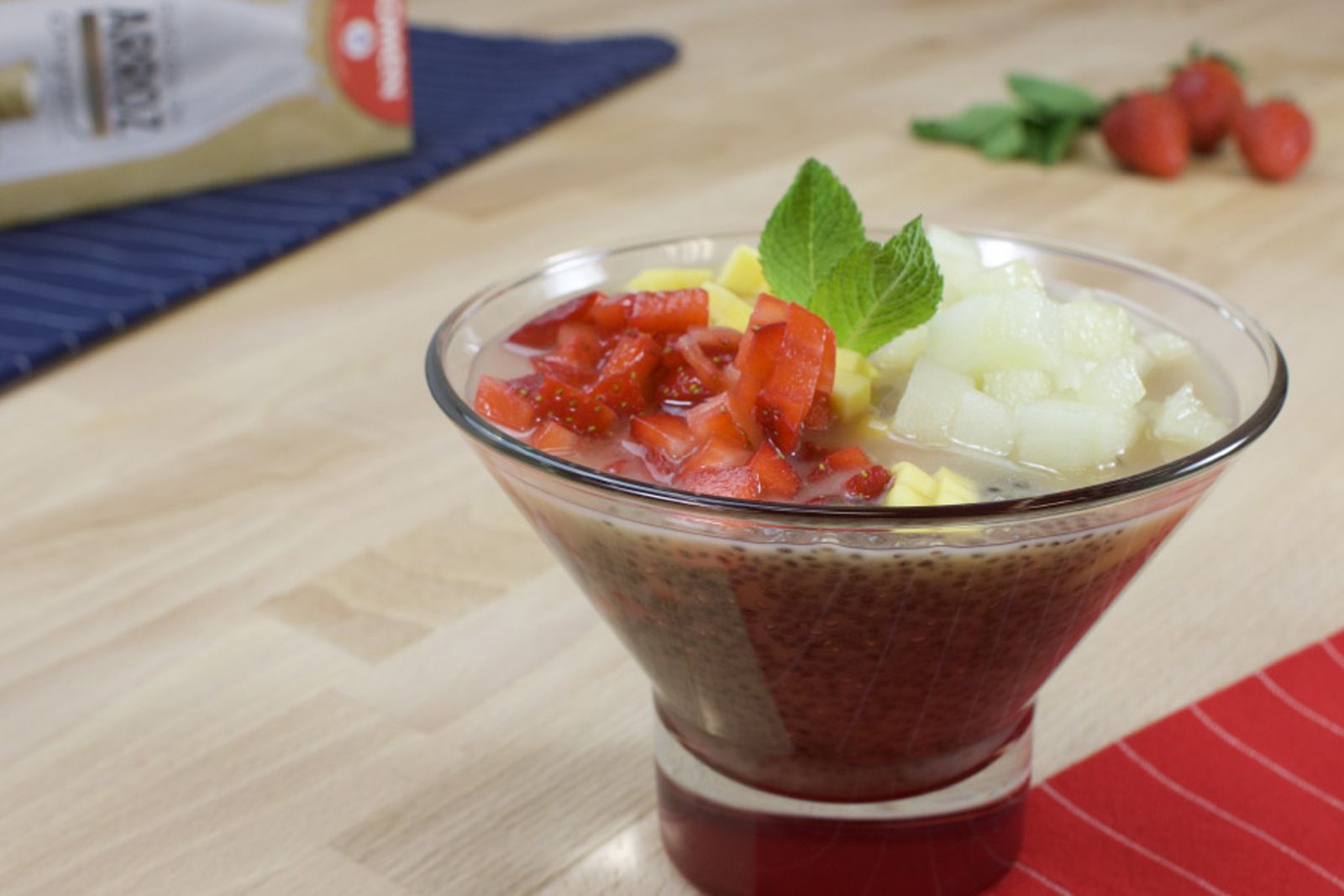 Copa de bebida de arroz, chia y frutas de verano