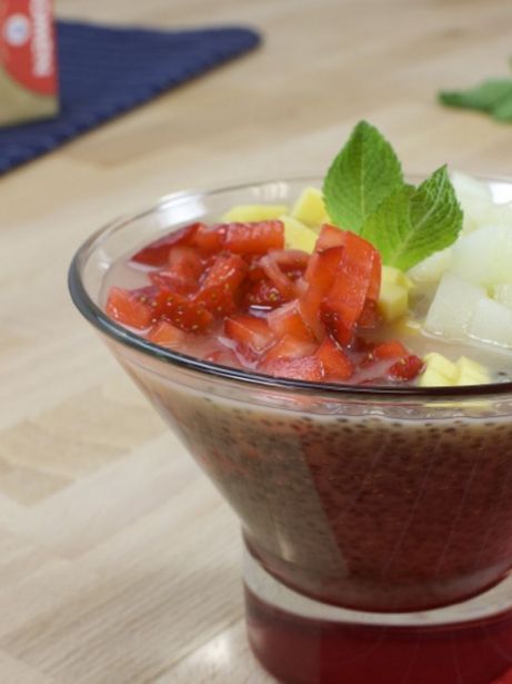 Copa de bebida de arroz, chia y frutas de verano