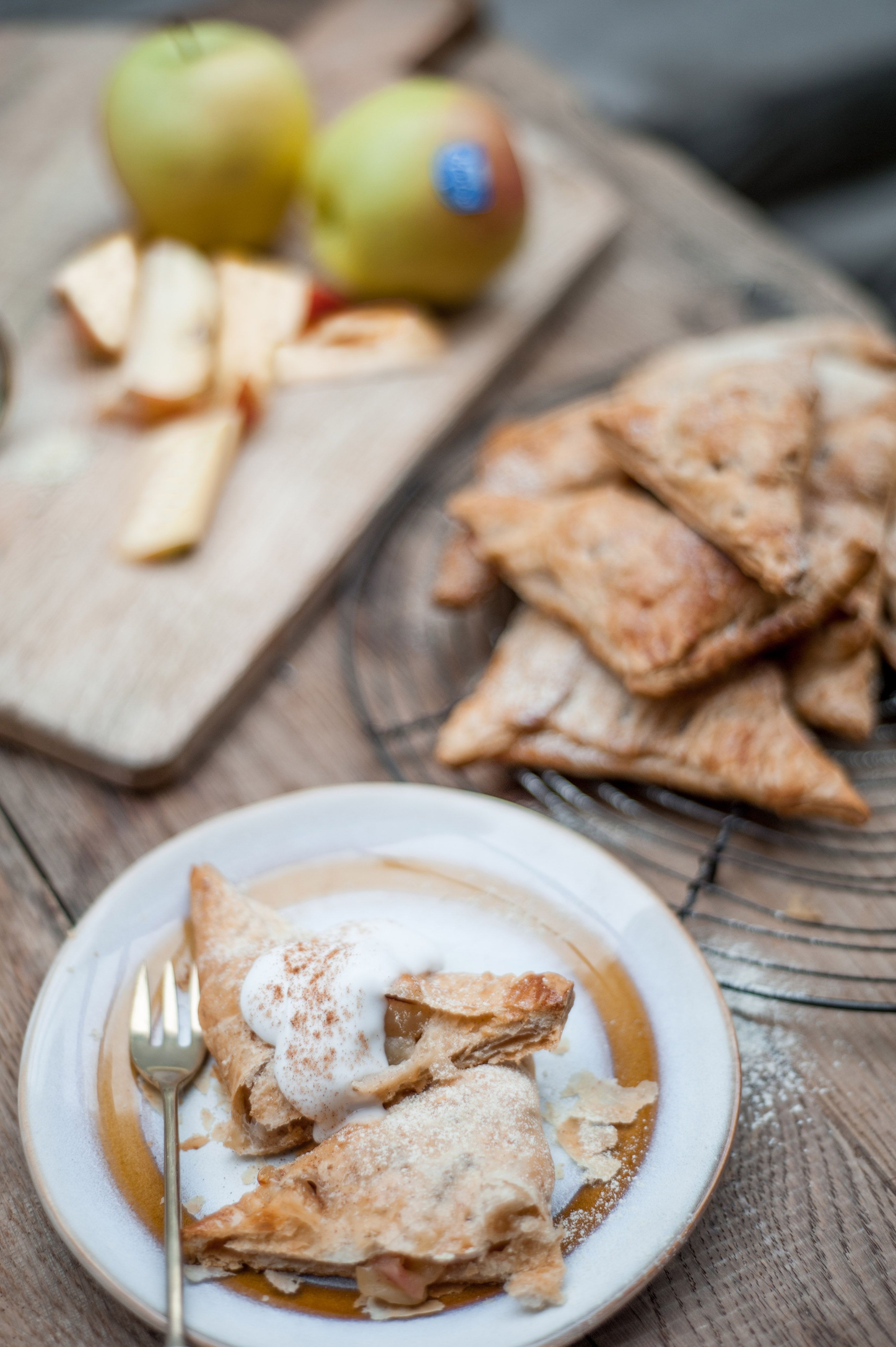 Triangles de pasta fullada vegana amb compota de poma i ca...
